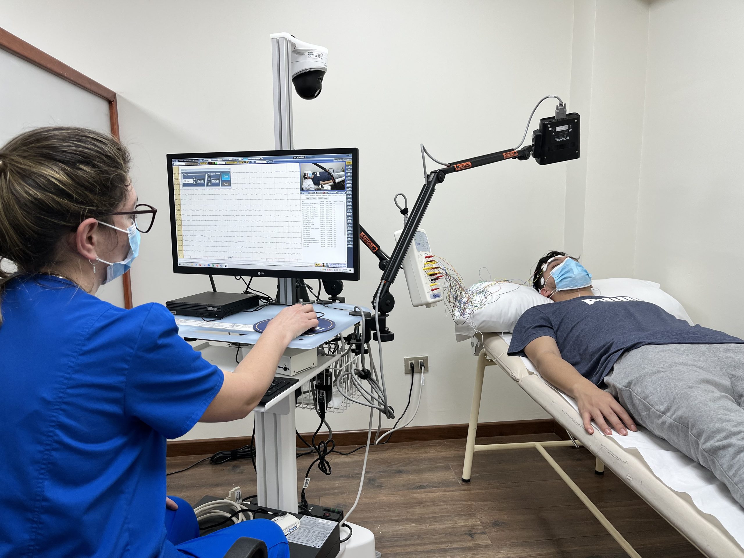 Electroencefalograma para estudiar el cerebro en Andes Salud Chillán ...